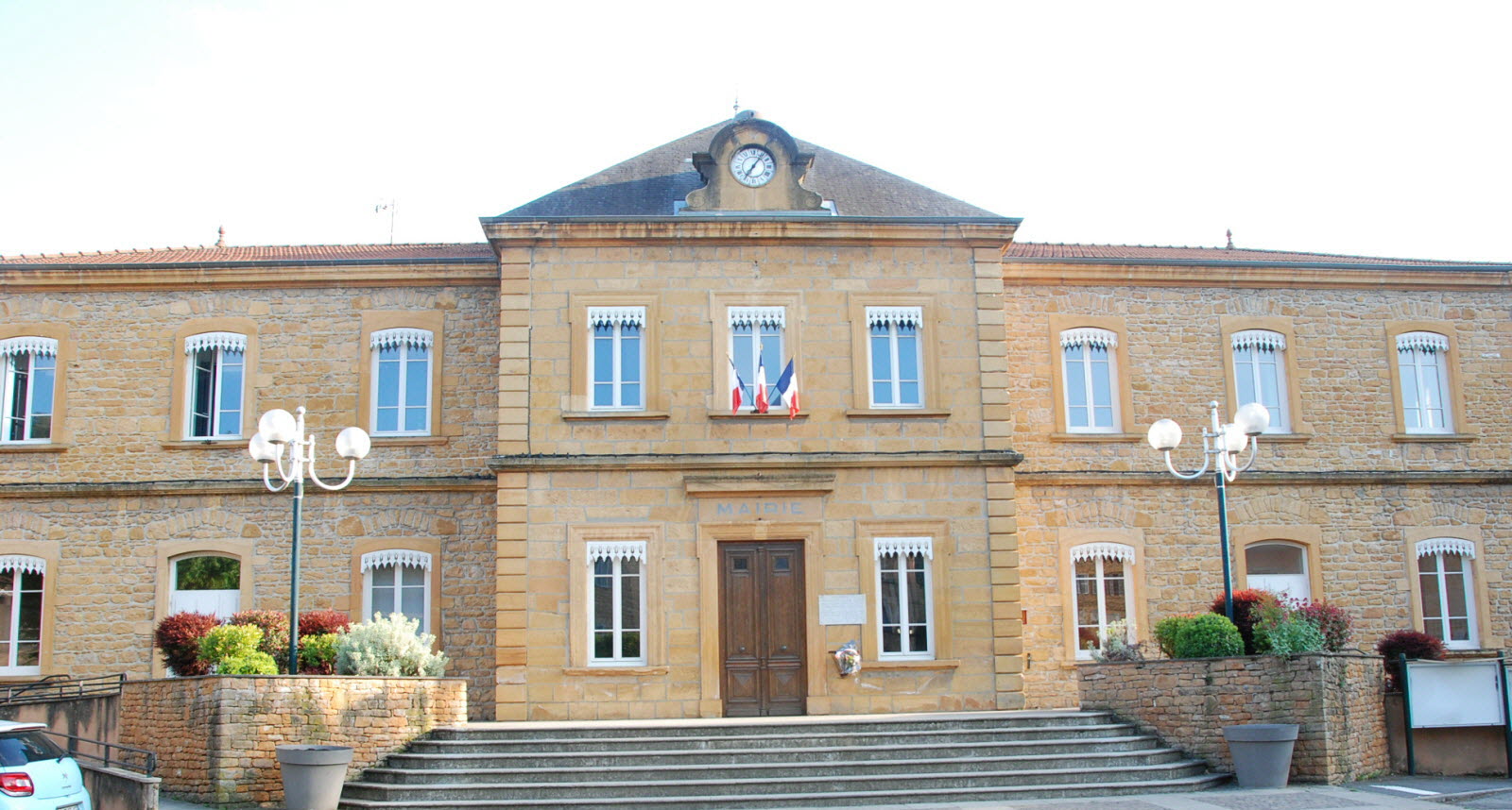 Immigration: la préfecture refuse la démission du maire de Chessy s ...