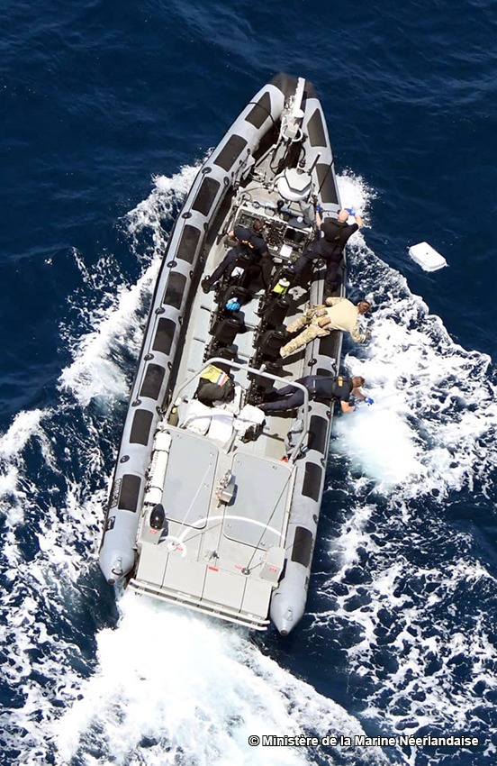 Deux morts dans une frappe américaine contre un bateau de ...