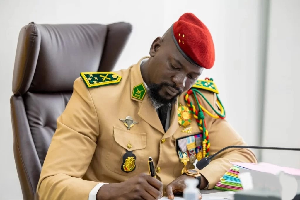 Guinée: le président interdit l'exportation de l'or brut et impose le ...